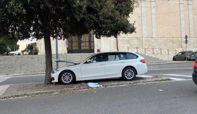 YouTG.NET - Si sente male in auto e finisce contro un albero: rianimato ... YouTG.NET - Si sente male in auto e finisce contro un albero: rianimato ...