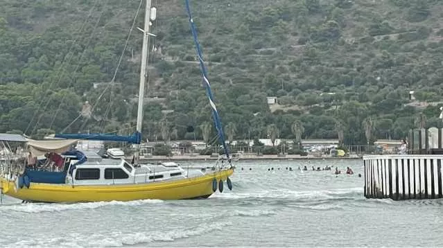YouTG.NET - Cagliari, barca a vela incagliata al Poetto: YouTG.NET - Cagliari, barca a vela incagliata al Poetto: