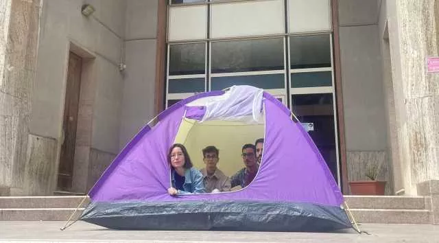 YouTG.NET - Cagliari, studenti piazzano una tenda davanti all ... YouTG.NET - Cagliari, studenti piazzano una tenda davanti all ...